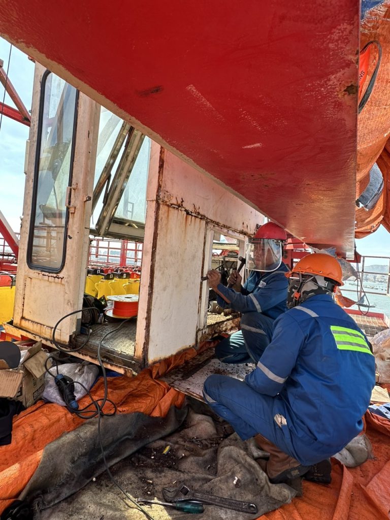 Đại tu Cabin điều khiển và thay mới dây thuỷ lực tàu Deep Venture - Cảng Đông Xuyên - Thành Đạt Phát