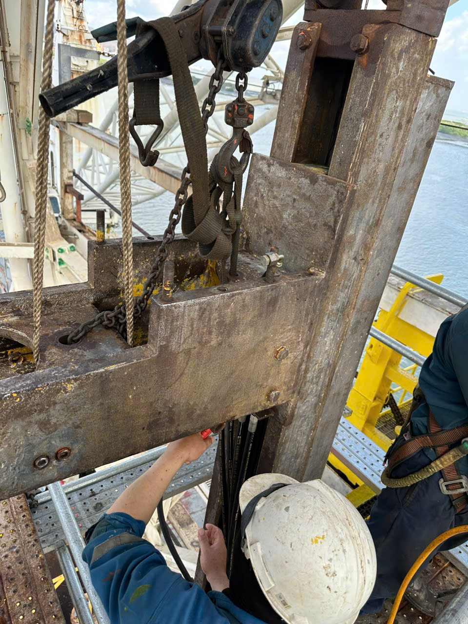 Maintenance Racking arms and cyclinders on Deep Venture Vessel - Dong ...