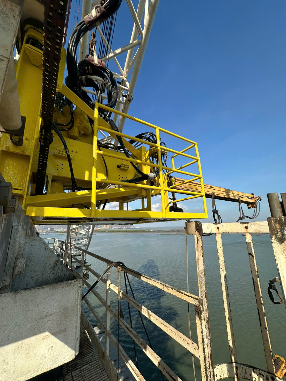 Maintenance Racking arms and cyclinders on Deep Venture Vessel - Dong ...