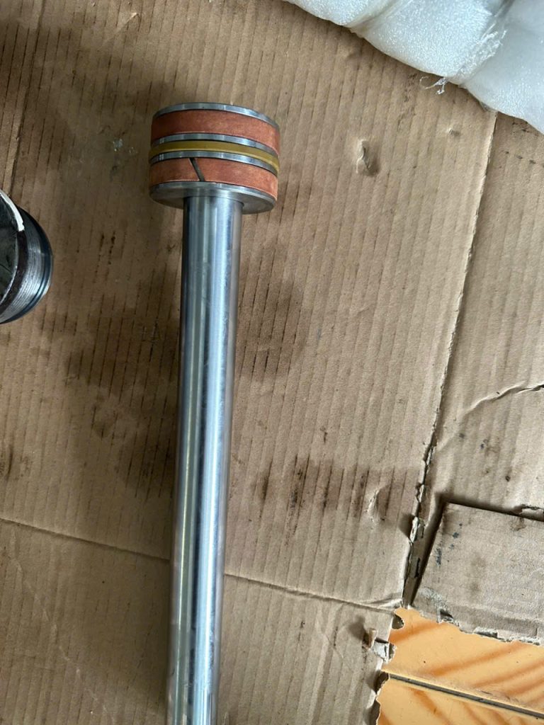 Maintenance Racking arms and cyclinders on Deep Venture Vessel - Dong ...