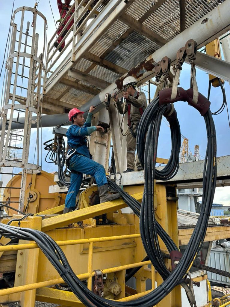 Maintenance Racking arms and cyclinders on Deep Venture Vessel - Dong ...